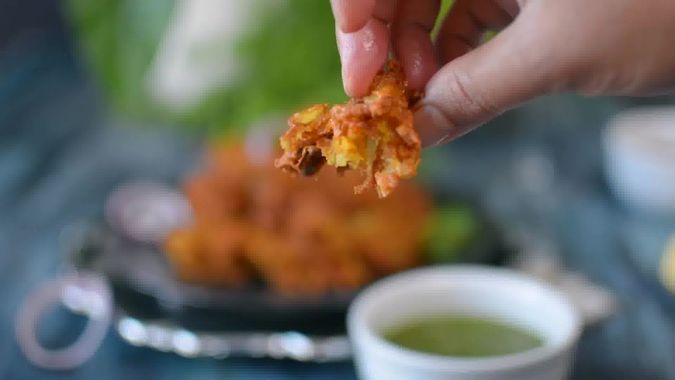 Onion Pakoda Recipe + Video | Crispy Onion Fritters Indian Style | My ...