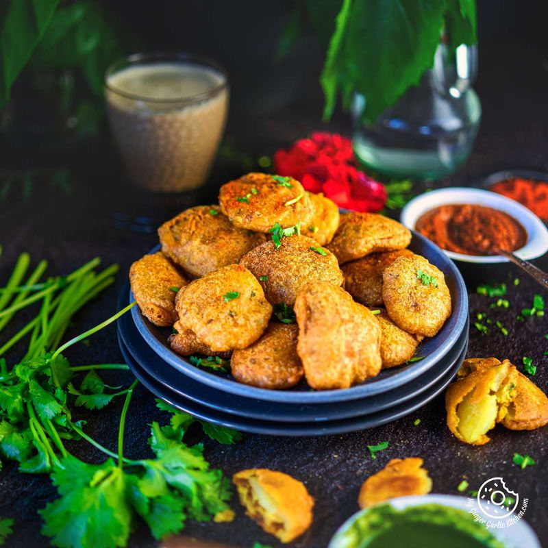 Aloo Pakora - Aalu Bajji (Step-By-Step + Video recipe)